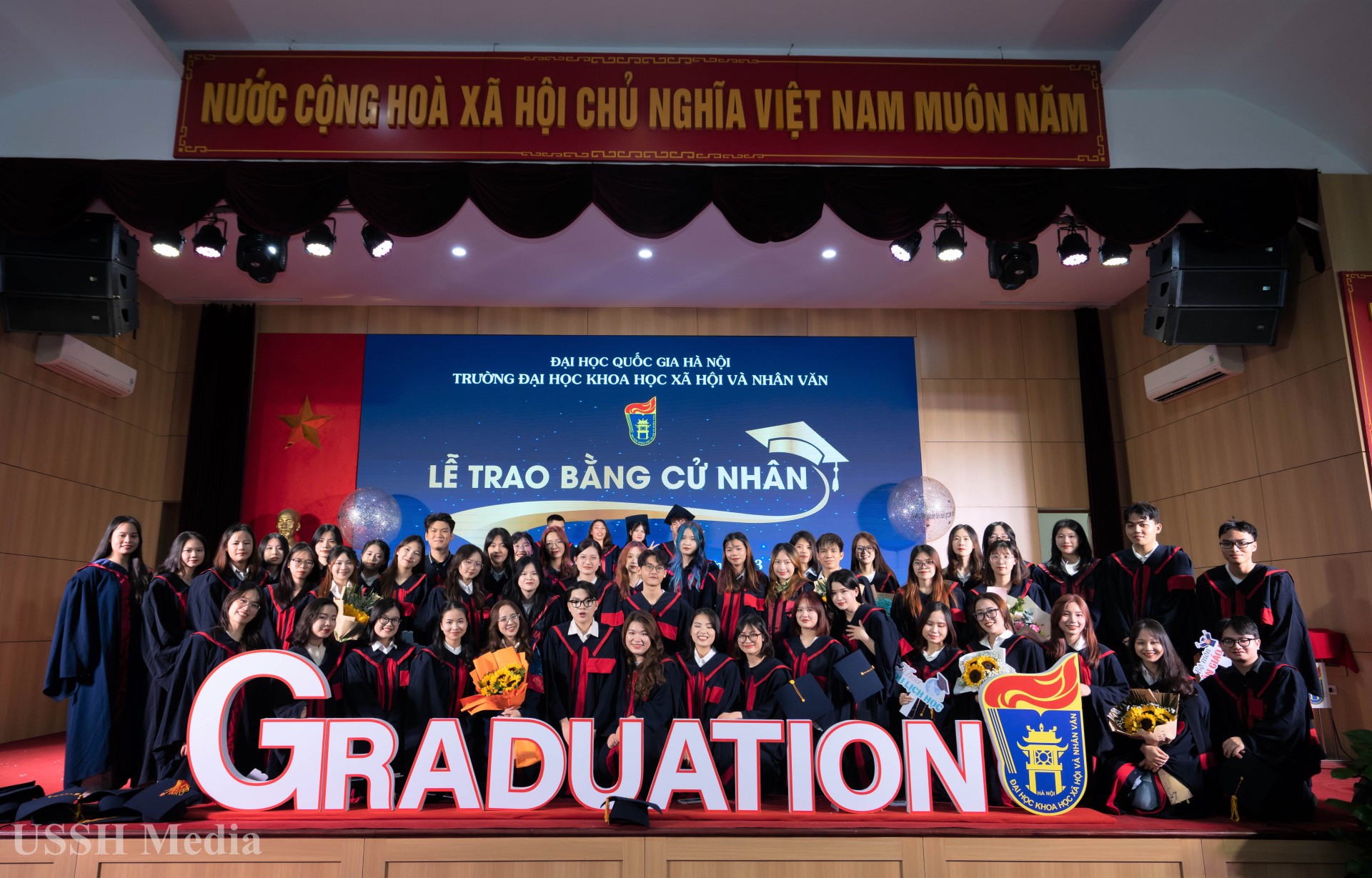 Khoảnh khắc nhận Bằng tốt nghiệp của Tân cử nhân VNU-USSH năm 2023