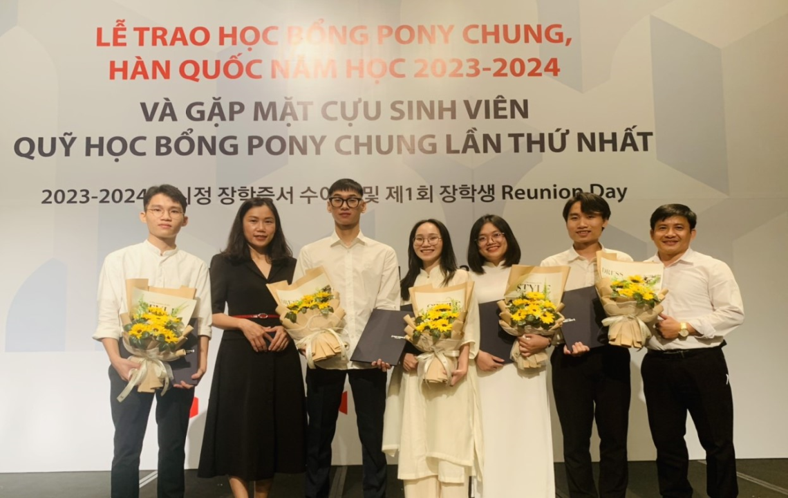 Sinh viên VNU-USSH xuất sắc nhận học bổng Pony Chung năm học 2023-2024