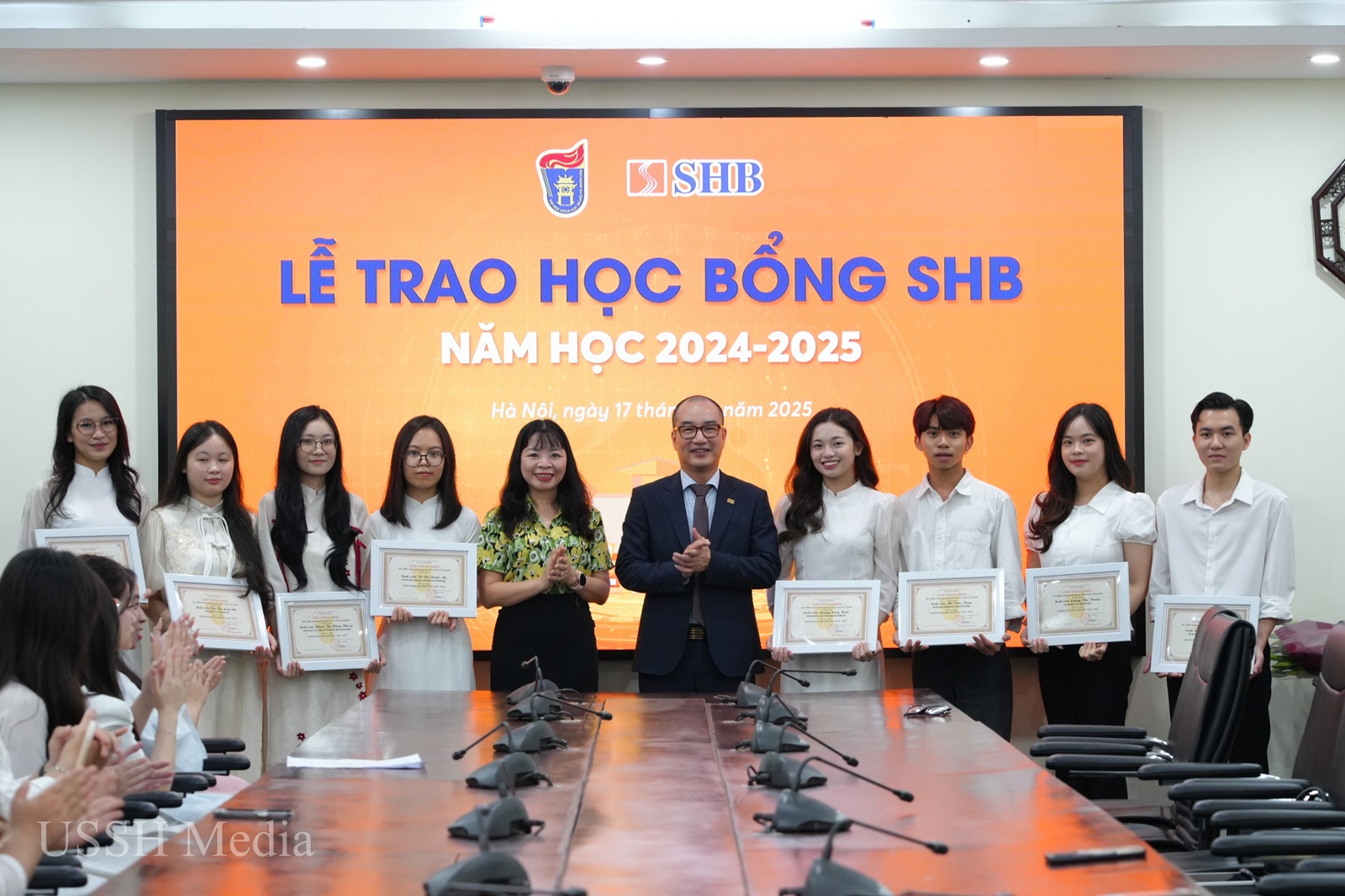 17 sinh viên tiêu biểu của VNU-USSH nhận học bổng SHB năm học 2024 - 2025