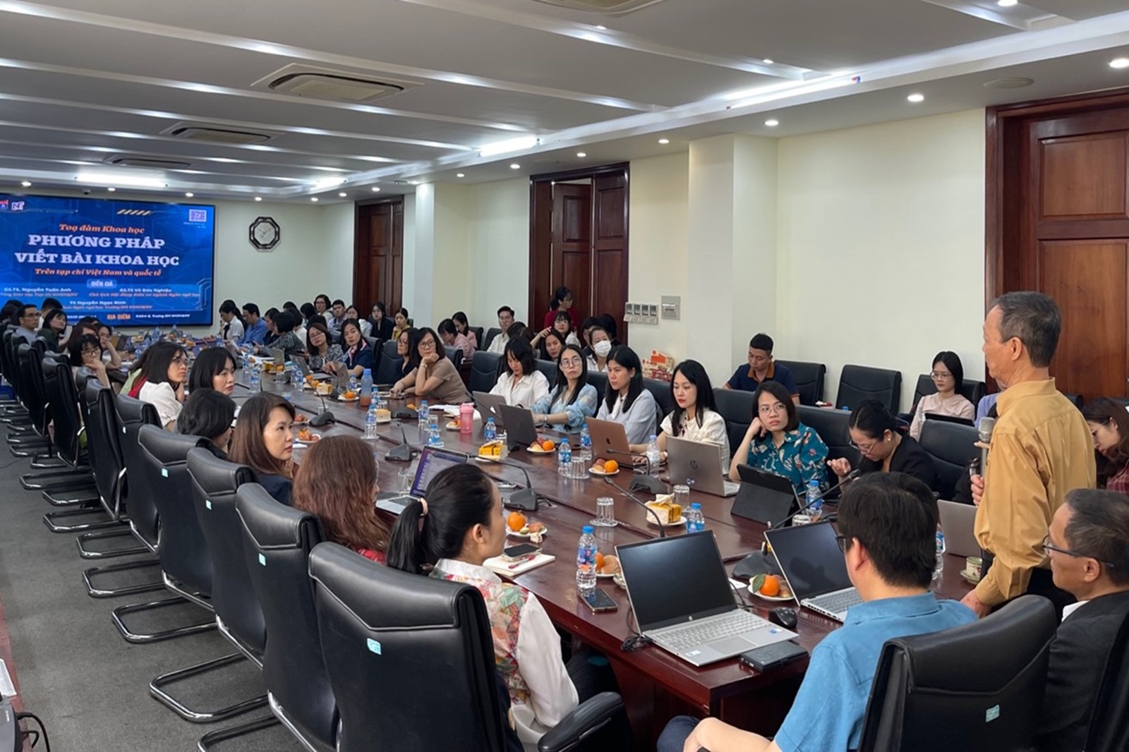 Chia sẻ kinh nghiệm của các nhà khoa học VNU-USSH về viết bài khoa học ...