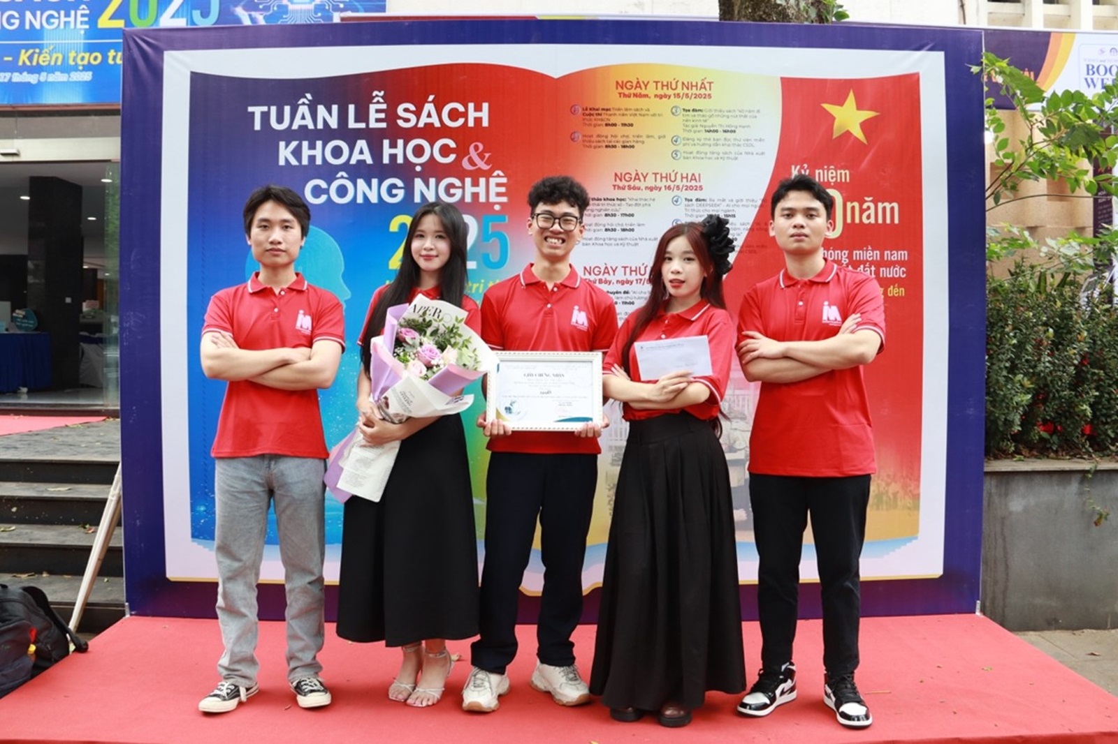 Sinh viên VNU-USSH tỏa sáng tri thức nhân văn giữa sân chơi khoa học và ...